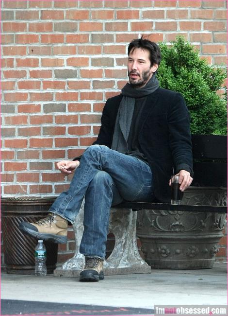 KEANEWS: May 11 2010 Keanu Reeves Drinks Coffee in NY